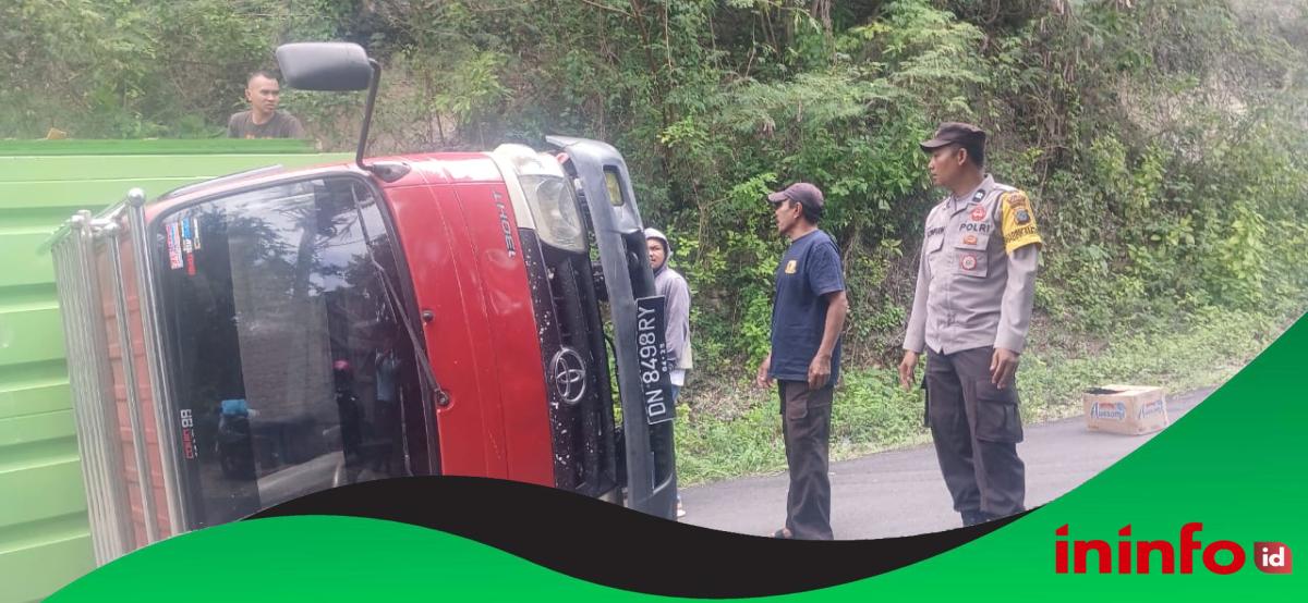 Tak Kuat Menanjak, Truk Beruatan Air Minum Kemasan Terguling di Tanjakan Keles - ininfo